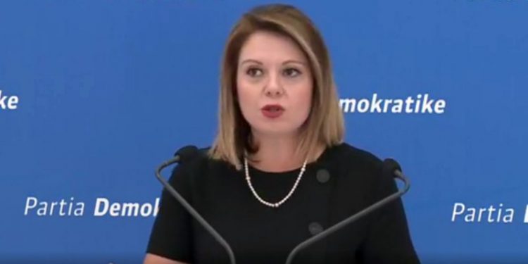 Firmosi 2 herë për t’i marrë vulën Bardhit, Pampuri: Gabimisht, gjethja ... Firmosi 2 herë për t’i marrë vulën Bardhit, Pampuri: Gabimisht, gjethja ...