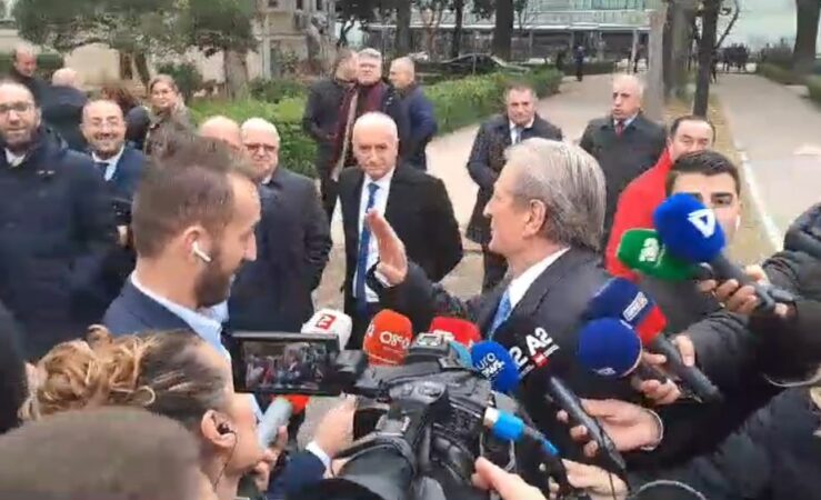 Tensionet përpara nisjes së seancës/ Berisha para Kuvendit: Parlamenti ... Tensionet përpara nisjes së seancës/ Berisha para Kuvendit: Parlamenti ...